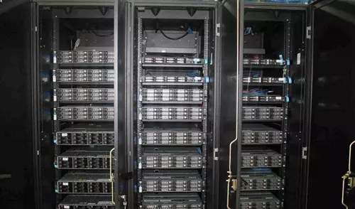 Apa Itu Komputer Server? Penjelasan dan 7 Fungsinya [LENGKAP]