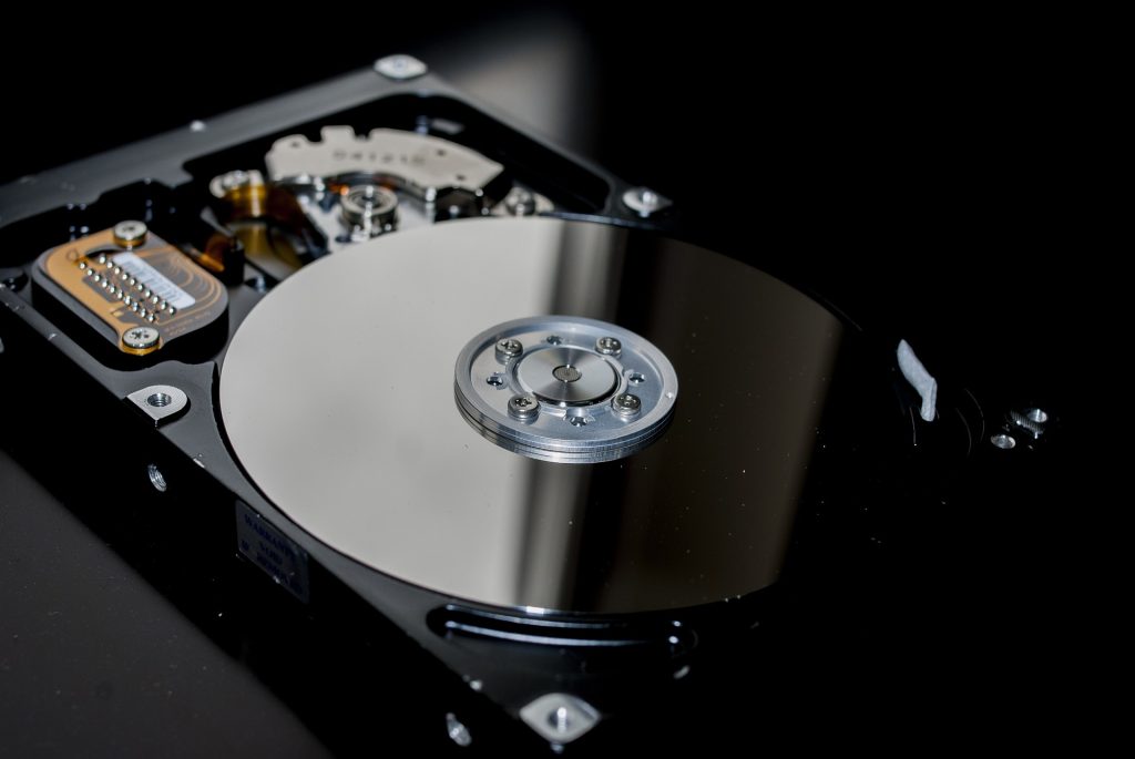 Perbedaan SSD dan HDD: Mana yang Lebih Cepat dan Efisien?